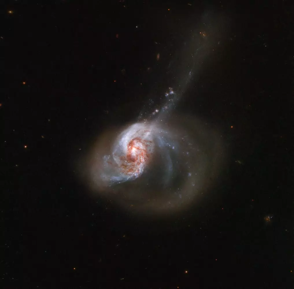 Vad händer om två galaxer går in i en? Ett av de ljusaste föremålen i universum!