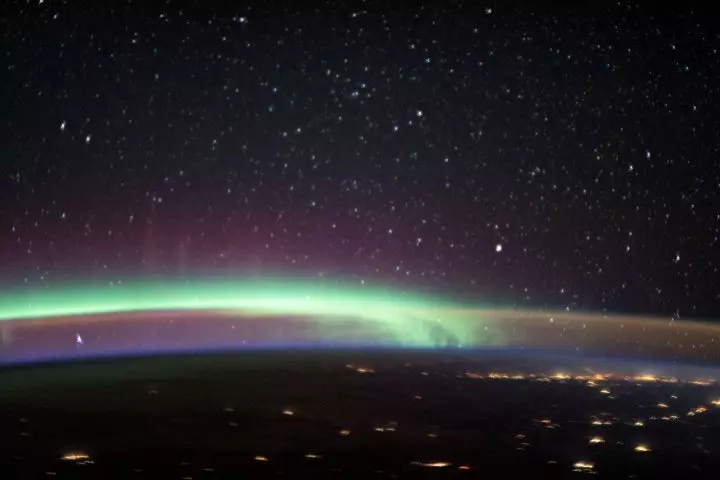Snapshot med ISS fångade två magiska jordiska fenomen på en gång