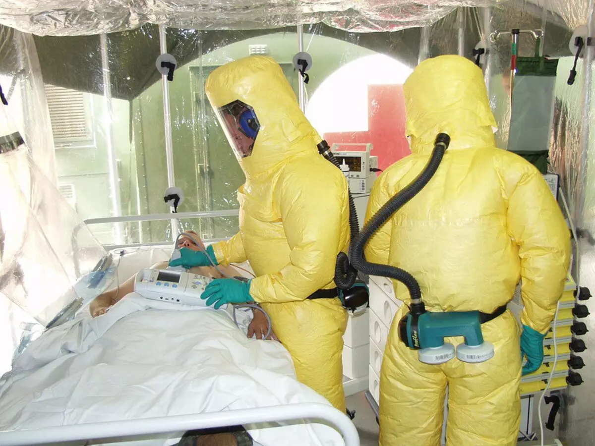 保護套裝的醫生旁邊的患者感染埃博洛