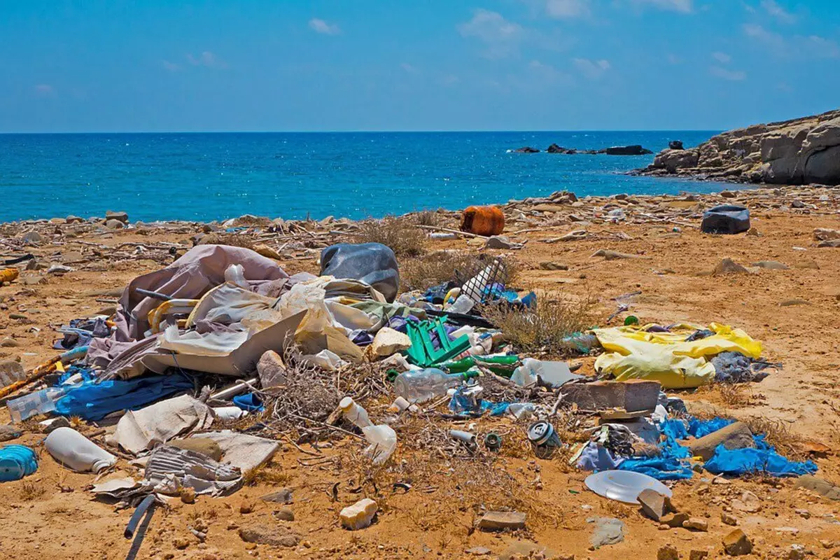 רק 1% מהאשפה נופלת לתוך האוקיינוס ​​צף על פני השטח שלה. איפה השאר?