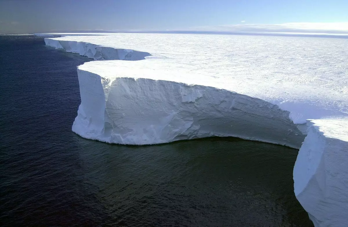 ကနေဒါအာတိတ်ဒေသတွင်ပြီးခဲ့သည့်မထွင်းထားသောစင်ပေါ်ရေခဲမြစ်သည်နှစ်ရက်အတွင်းစတုရန်း၏ထက်ဝက်နီးပါးနီးပါးပျောက်သွားသည်