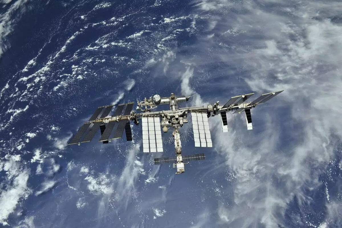 Na ISS je nadaljeval iskanje vira puščanja zraka