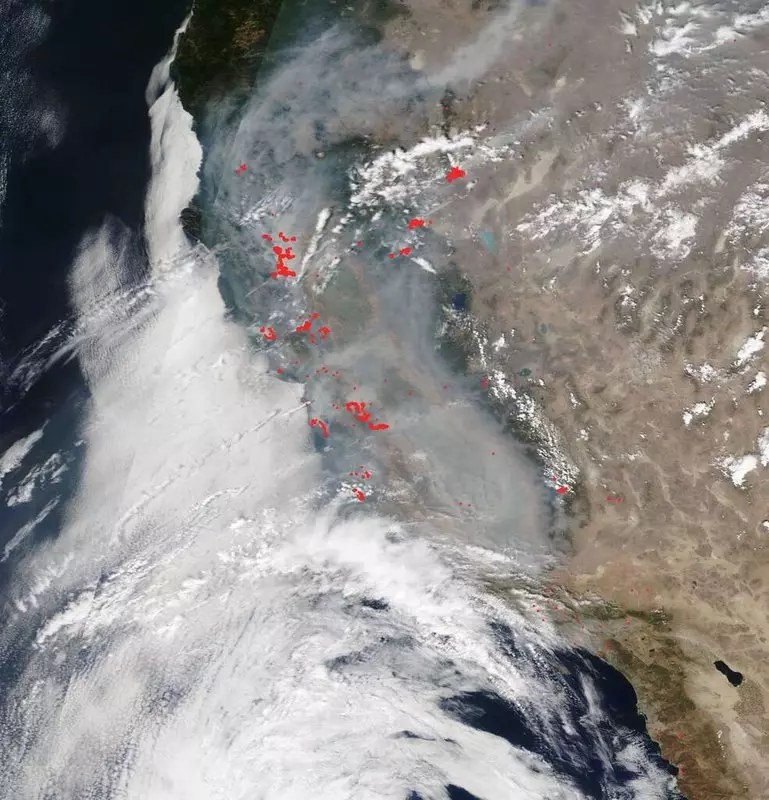 California ხანძრის დაფარული NASA სატელიტური გამოსახულება