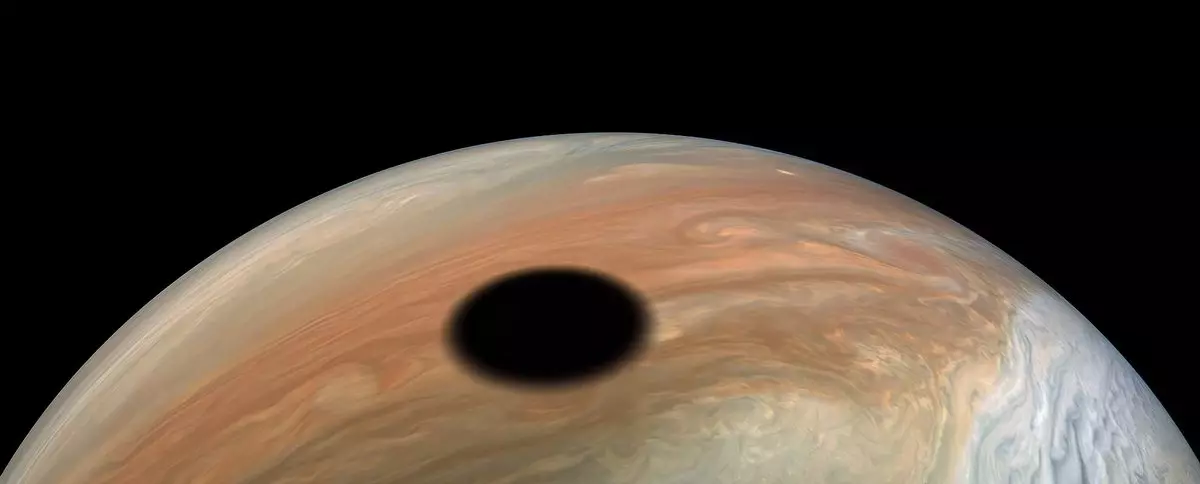 Ekskursija uz Jupiteru Eclipse IO: 360 ° -Video 8k