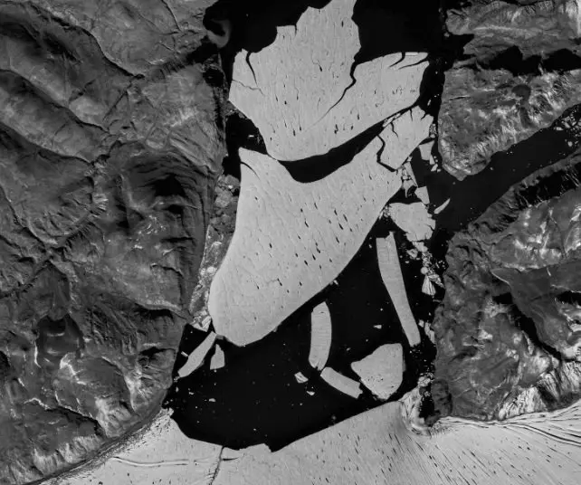 সবচেয়ে বড় গ্রীনল্যান্ড হিমবাহ এক বিশাল টুকরা সাগরে ধসে