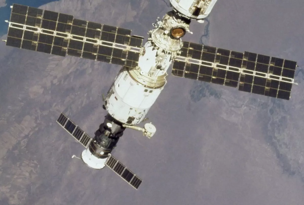 రష్యన్ మాడ్యూల్లో కనిపించే ISS వద్ద ఎయిర్ లీకేజ్