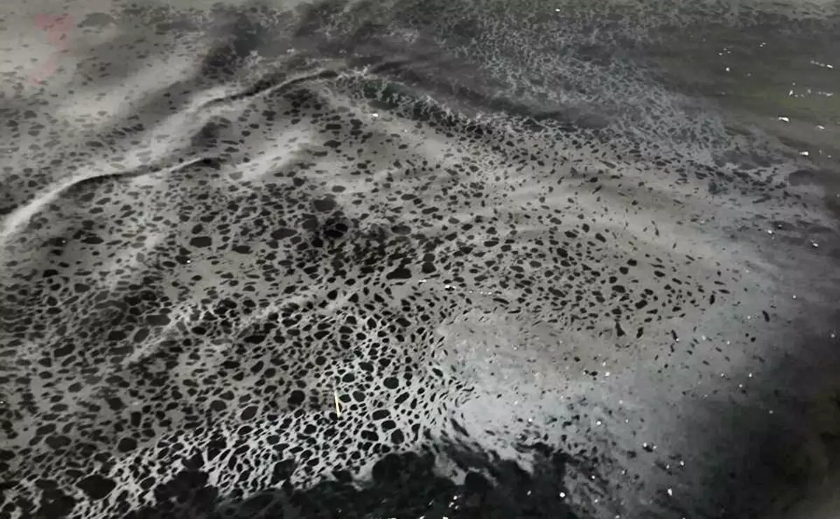 На поверхні Волги знайдено масляна пляма площею 5 000 квадратних метрів