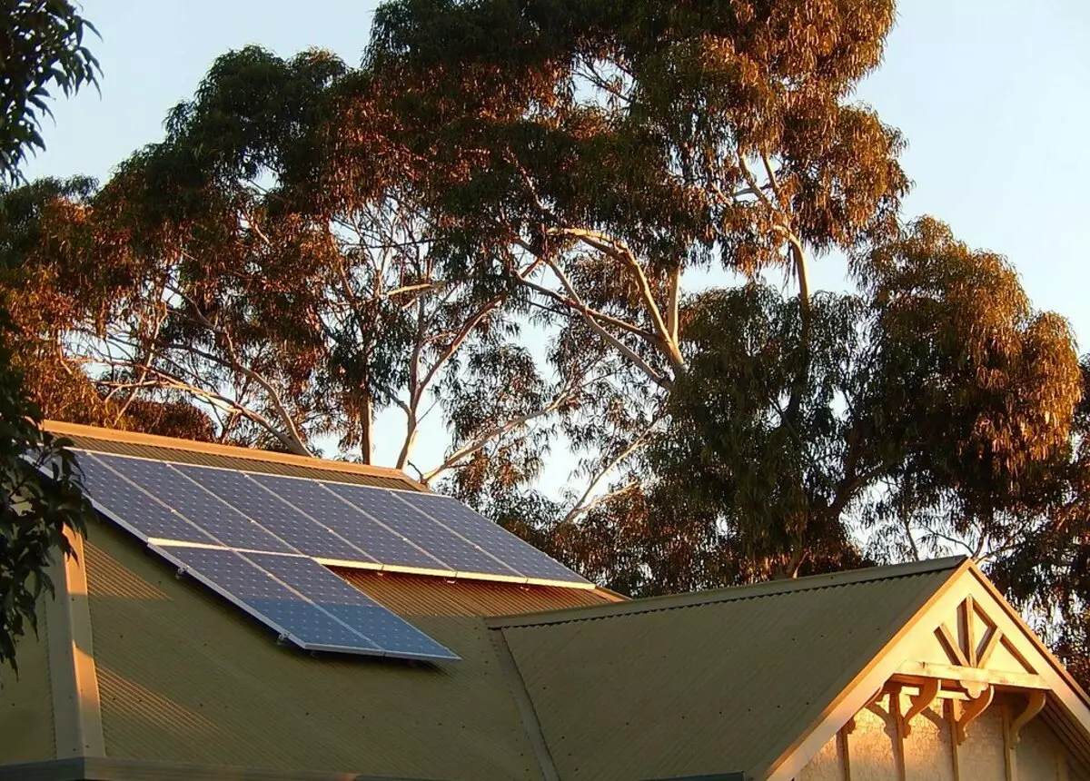 Australian staff for a whole hour received energy exclusively from solar panels