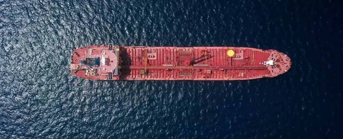 Raudonojo jūros rūdžių tanklaivyje su milijonais statinių aliejaus. Jo mirtis sukels aplinkos katastrofą