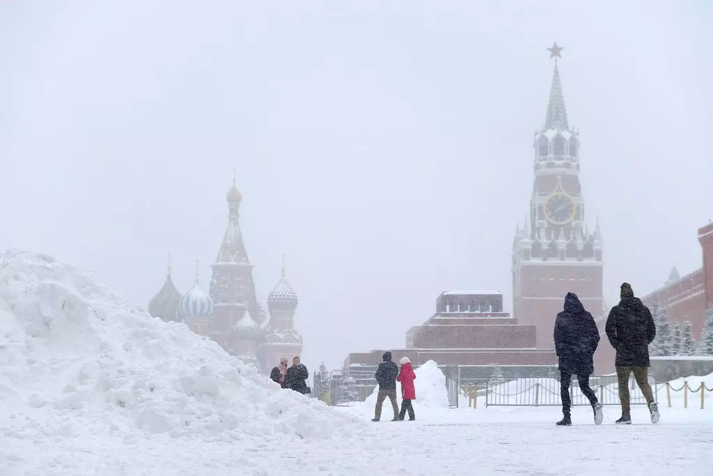 Apocalypse Eira: Ar y penwythnos mae Moscow yn aros am yr eira cryfaf