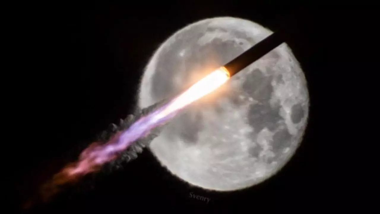 Opwindende foto's en video vlug vuurpyle op die agtergrond van die maan: hoe het hulle dit doen?