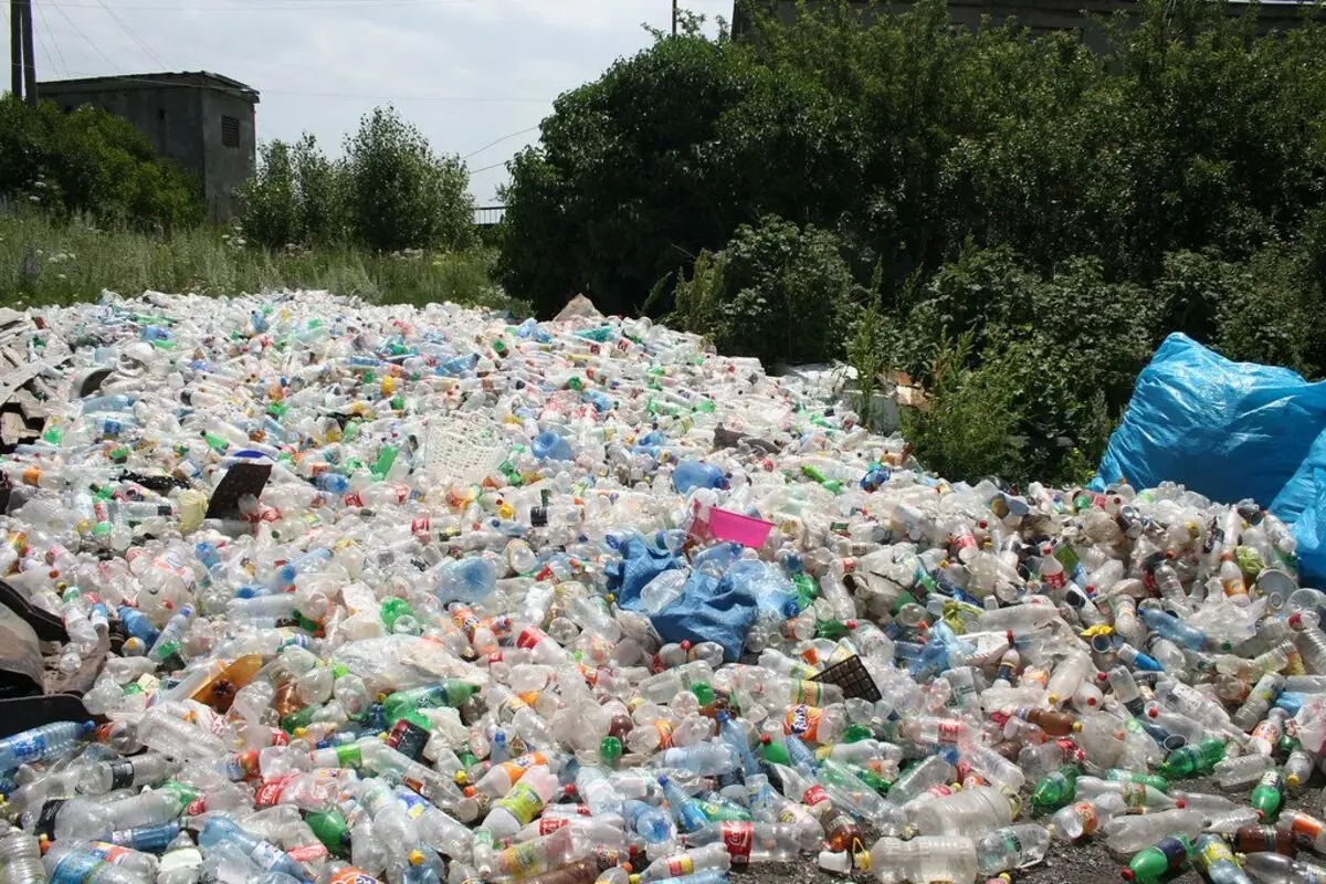 Més de la meitat de la de plàstic d'un sol ús a la Terra produeixen només 20 empreses