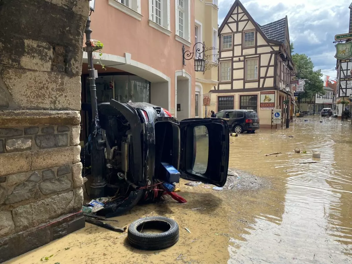 Στη Γερμανία, ένας διήμερος ρυθμός βροχόπτωσης έπεσε κατά τη διάρκεια της ημέρας. Υπάρχουν θύματα