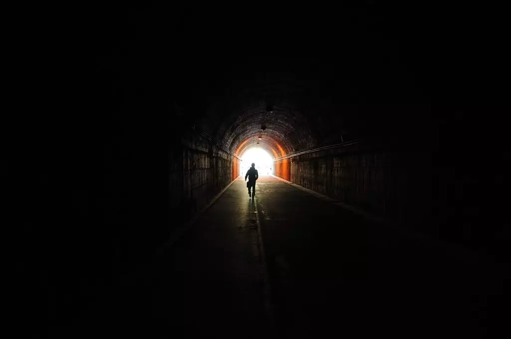 Tại sao phải chết nhìn thấy ánh sáng ở cuối đường hầm