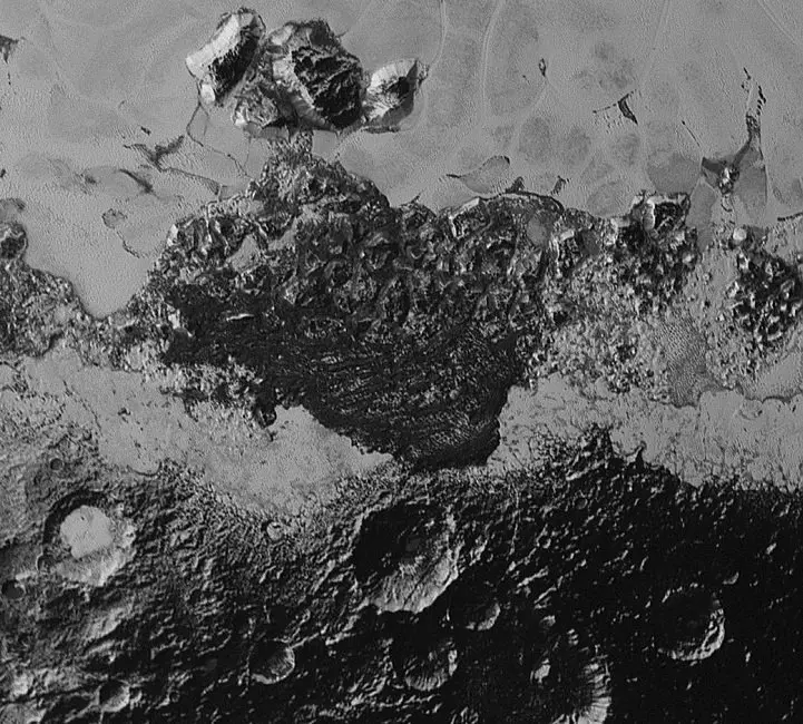 ځمکنۍ Dunes شوي Pluton موندل