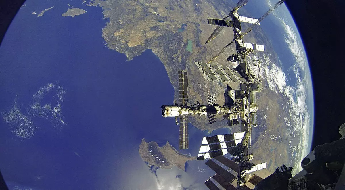 תיירים החלל הבטיחו לספק את ISS בעוד כמה שעות