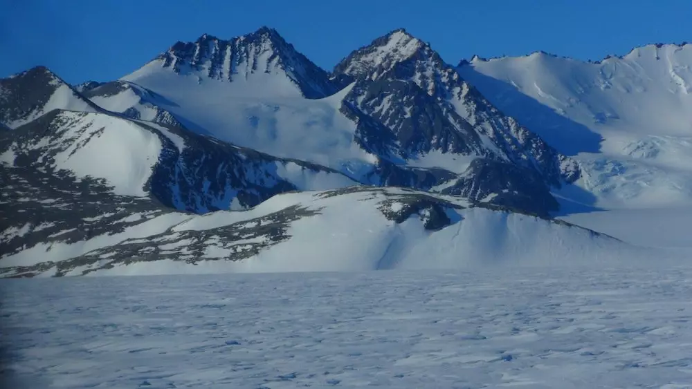 מדענים רוסים ימשיכו ללמוד אנטארקטיקה