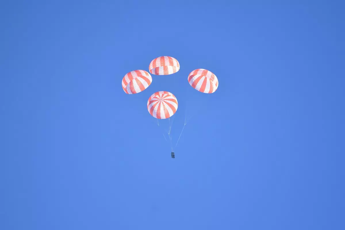 Fideo: Spacex belibbe kosmyske parachutes