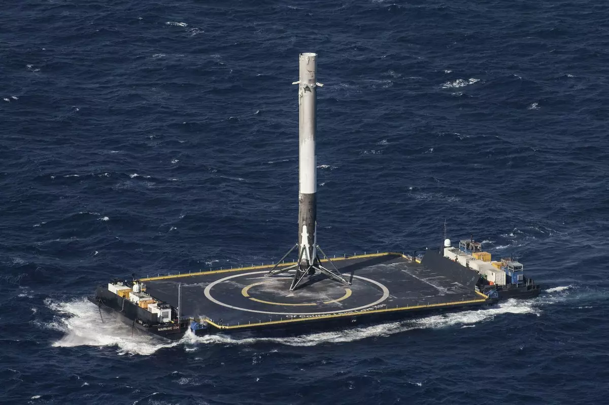 Spacex கடலில் மேடையில் ராக்கெட் முதல் கட்டத்தை நடப்படுகிறது