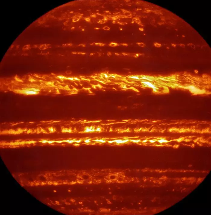 De la sol, fotografii de gunoi ale lui Jupiter
