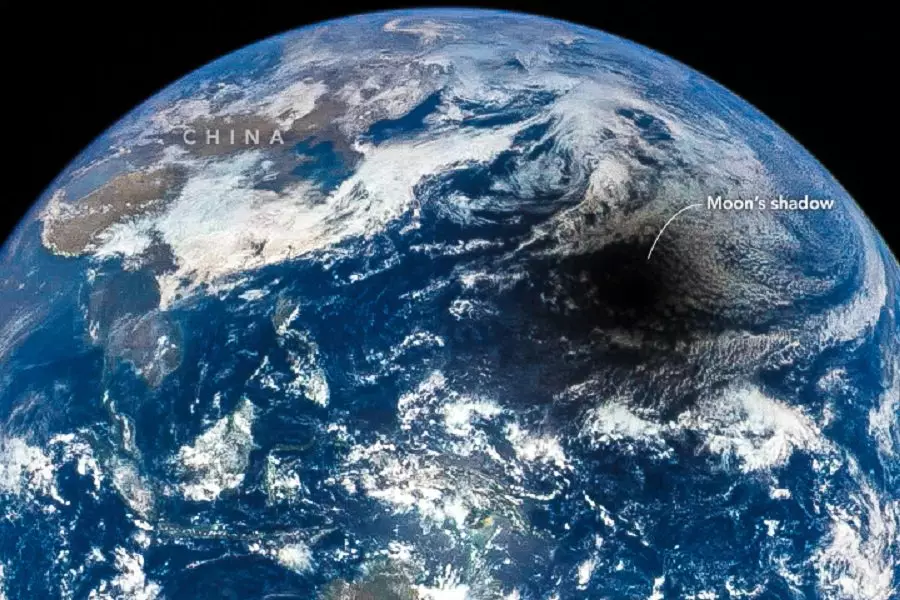 Βίντεο: Σκιά Σελήνη διαφάνειες στο έδαφος