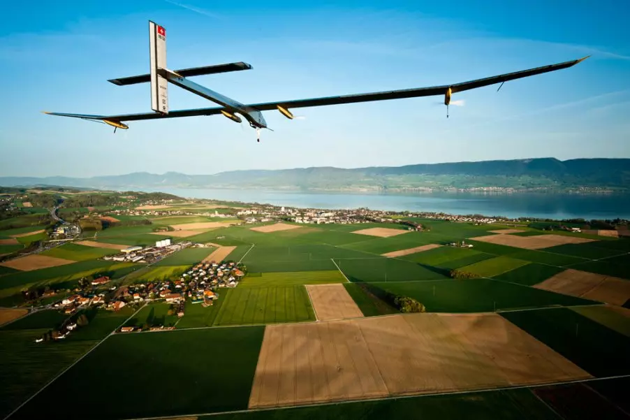 Avião no painel solar continuará ao redor do mundo