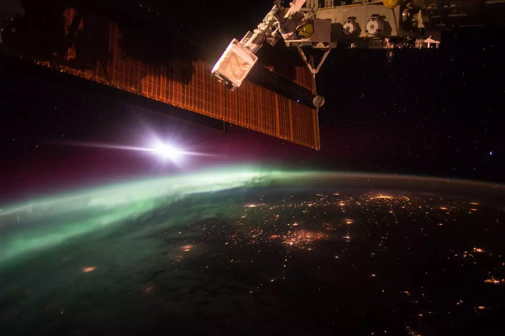 अंतरिक्ष से ध्रुवीय चमक क्या है: नासा से 4K वीडियो