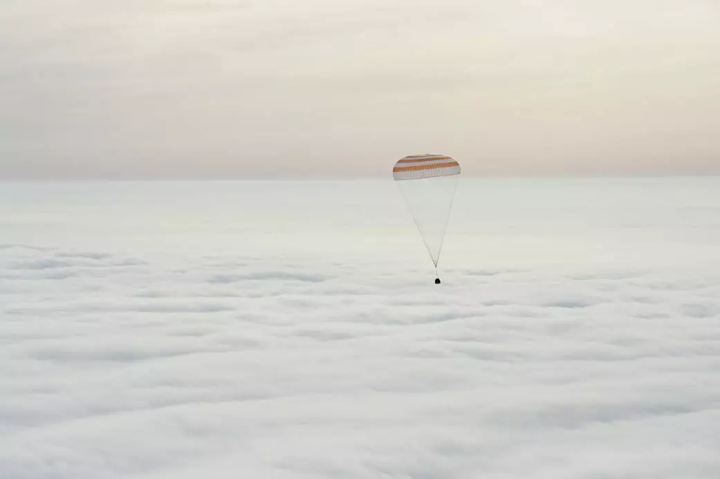 אחרי השנה בחלל, הצוות של ה- ISS חזר לקרקע
