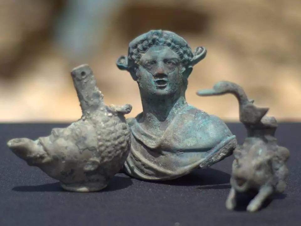 اسرائیل میں متنوع خزانہ کے ساتھ ایک قدیم رومن برتن پایا