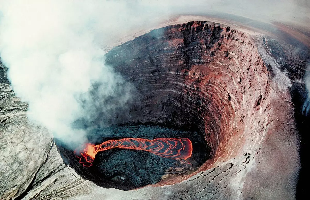 Vidéo: Journée ordinaire du volcan, qui est déjà en train d'éruption pendant 30 ans