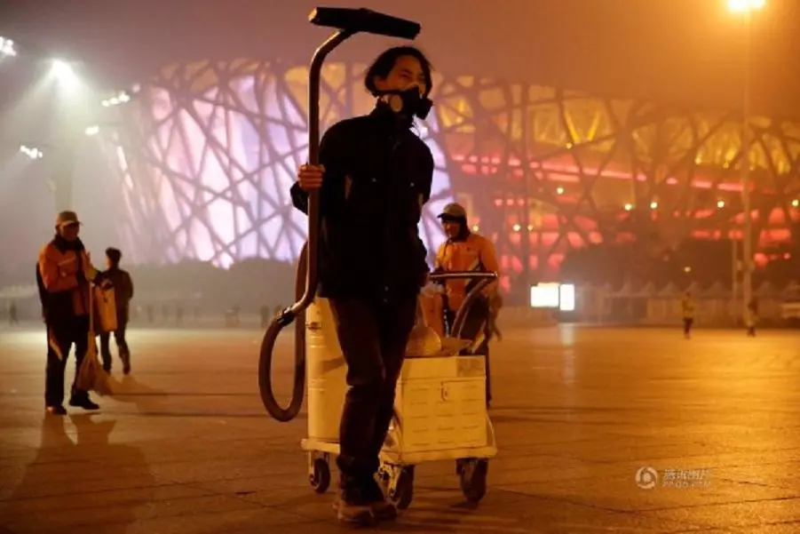 En beboer i Kina blinde mursten fra smog