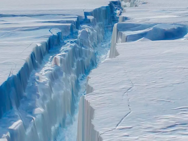 Antarctique: De la glacier Pine Island dormait énorme iceberg