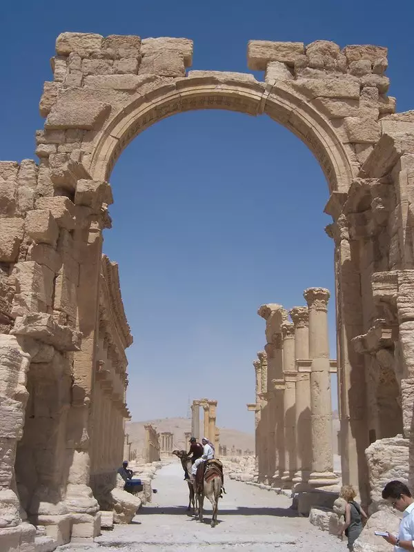Triomfantelijke boog die in Palmyra wordt vernietigd
