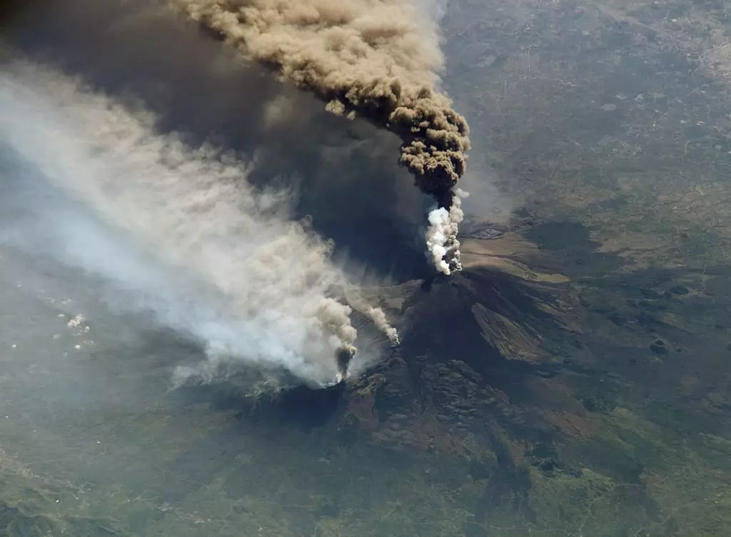 Durant l'erupció de l'Etna periodistes patit i turistes: Vídeo