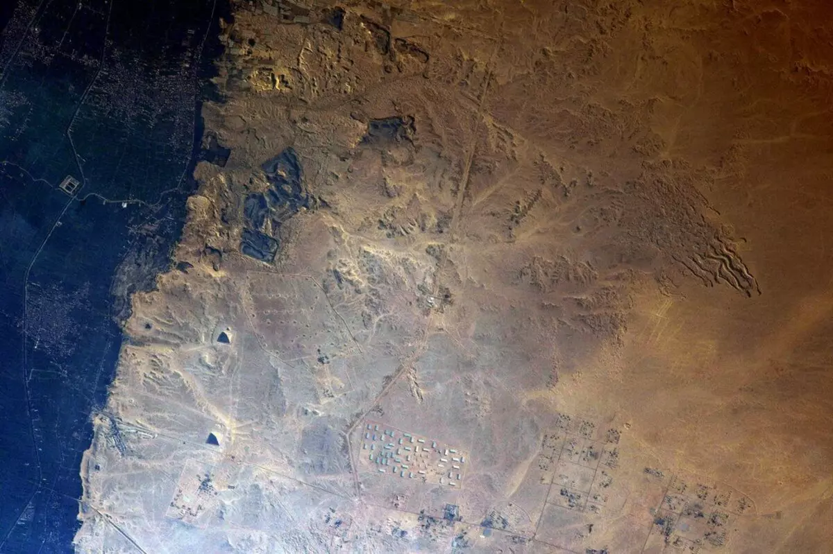 トムサンド宇宙飛行士はエジプトのピラミッドを写真を撮ろうとしています