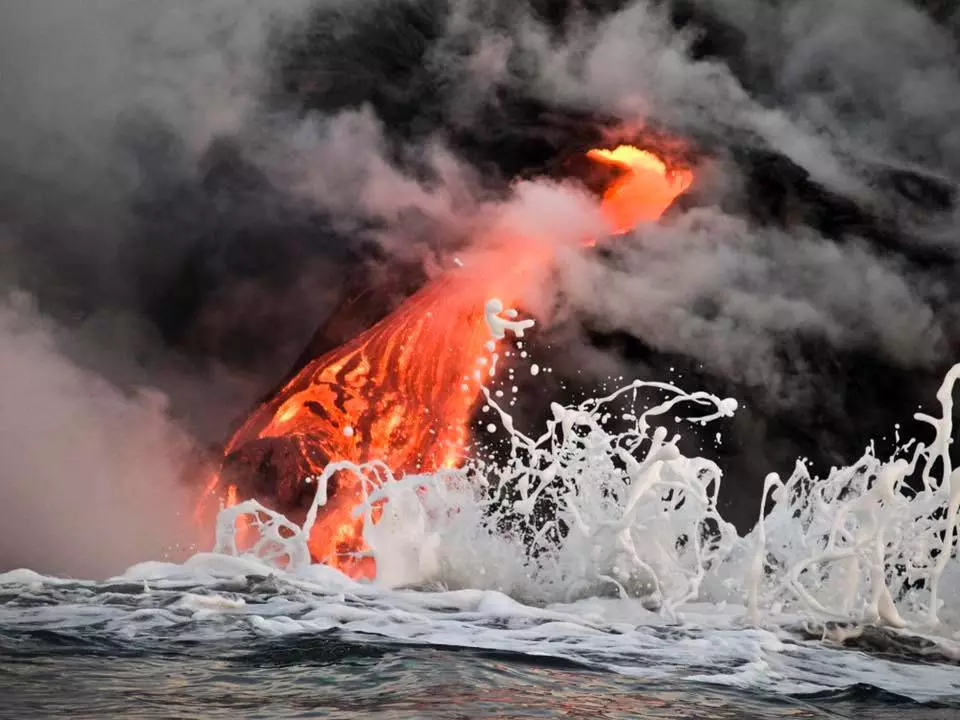 火山爆发进入海洋：照片和视频