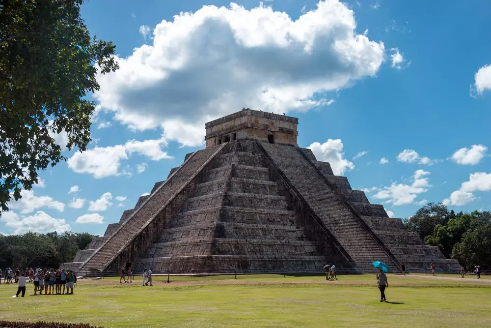 Totonu o le Mayan Pyramid na maua se potu lilo