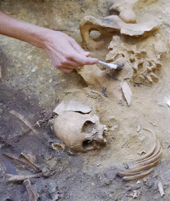 שרידי אנשים עם צבים מוארכים שנמצאו בקברדינו-בלכאריה