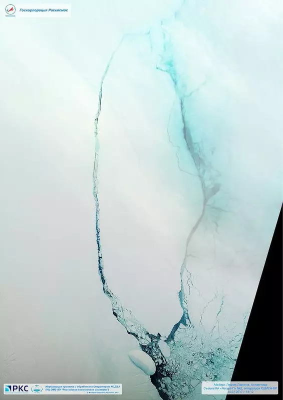 Que es veu l'iceberg, com nadó: Roskosmos foto