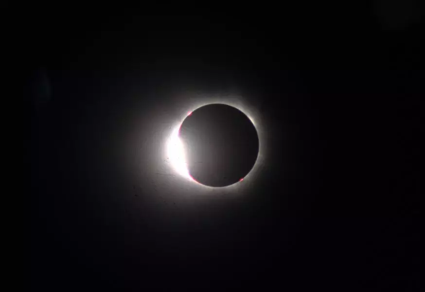 Eclipse surya di Internet