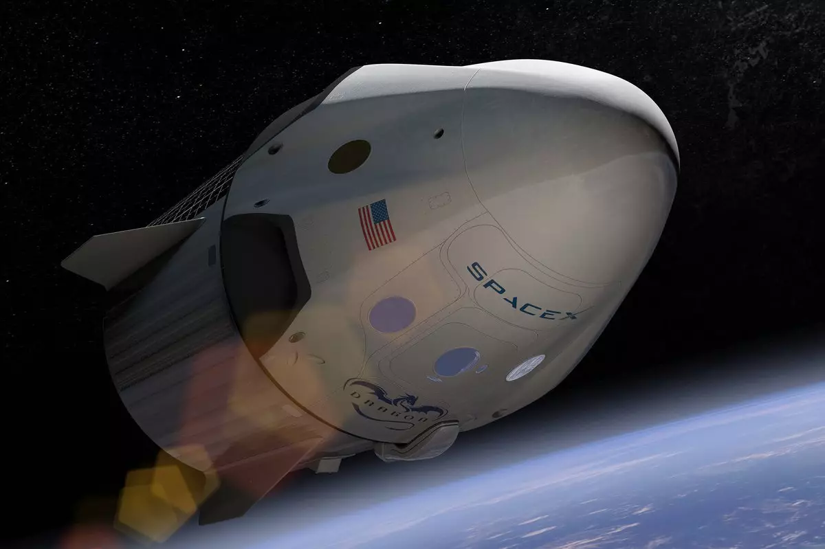 Spacex will send two tourists to the moon