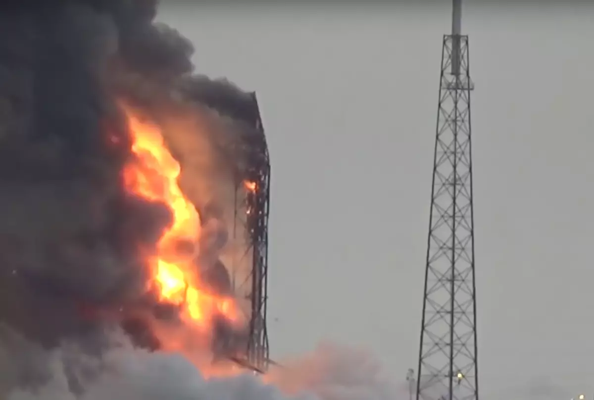 Falcon 9 Rocket Carrier li ser malpera destpêkirinê teqiya: Vîdeo