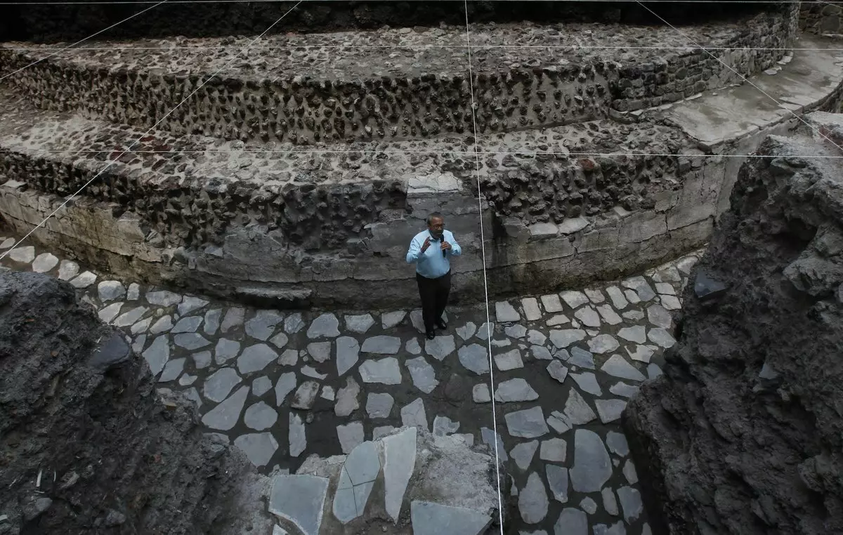 Mexikon AZTECen estadioa aurkitu zuen gizakien hilobiekin