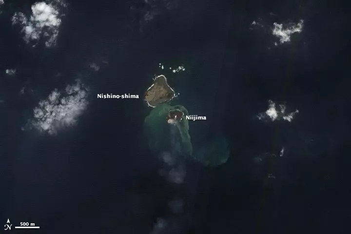 Hai hòn đảo núi lửa ở Nhật Bản đoàn kết