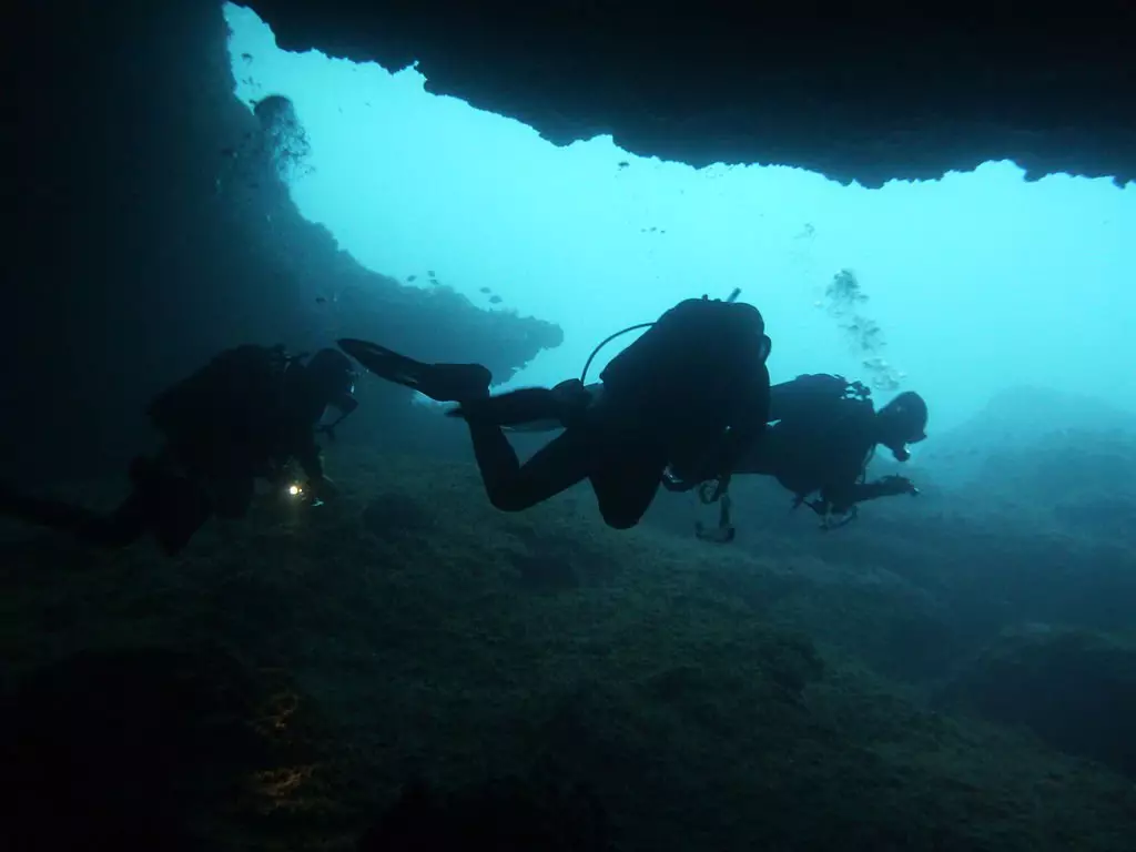 Našiel najhlbšiu podmorskú jaskyňu Ruska