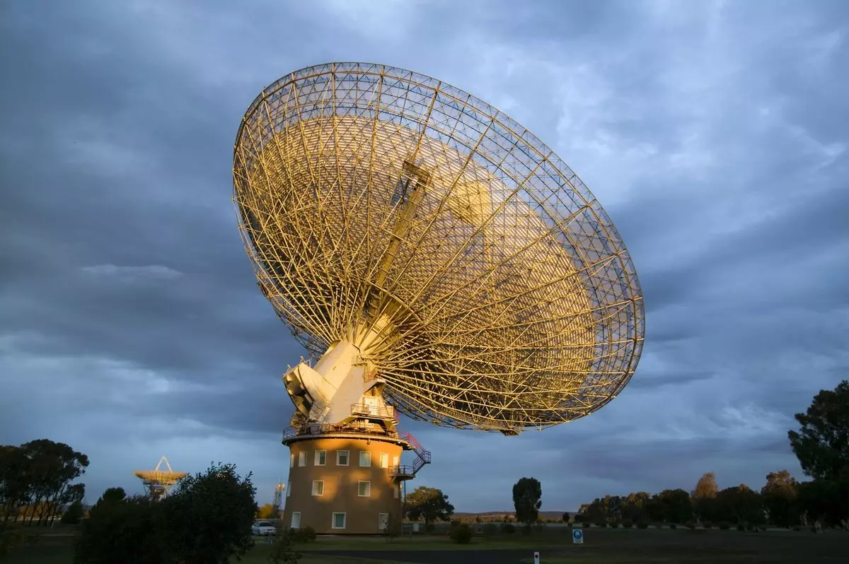 Astronomen ontdekten een directioneel radiosignaal van de proxim van Centaur