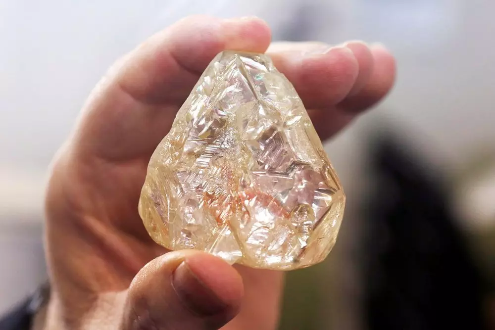 $ 6.5 मिलियन के लिए बेचे जाने वाले सबसे बड़े हीरे में से एक
