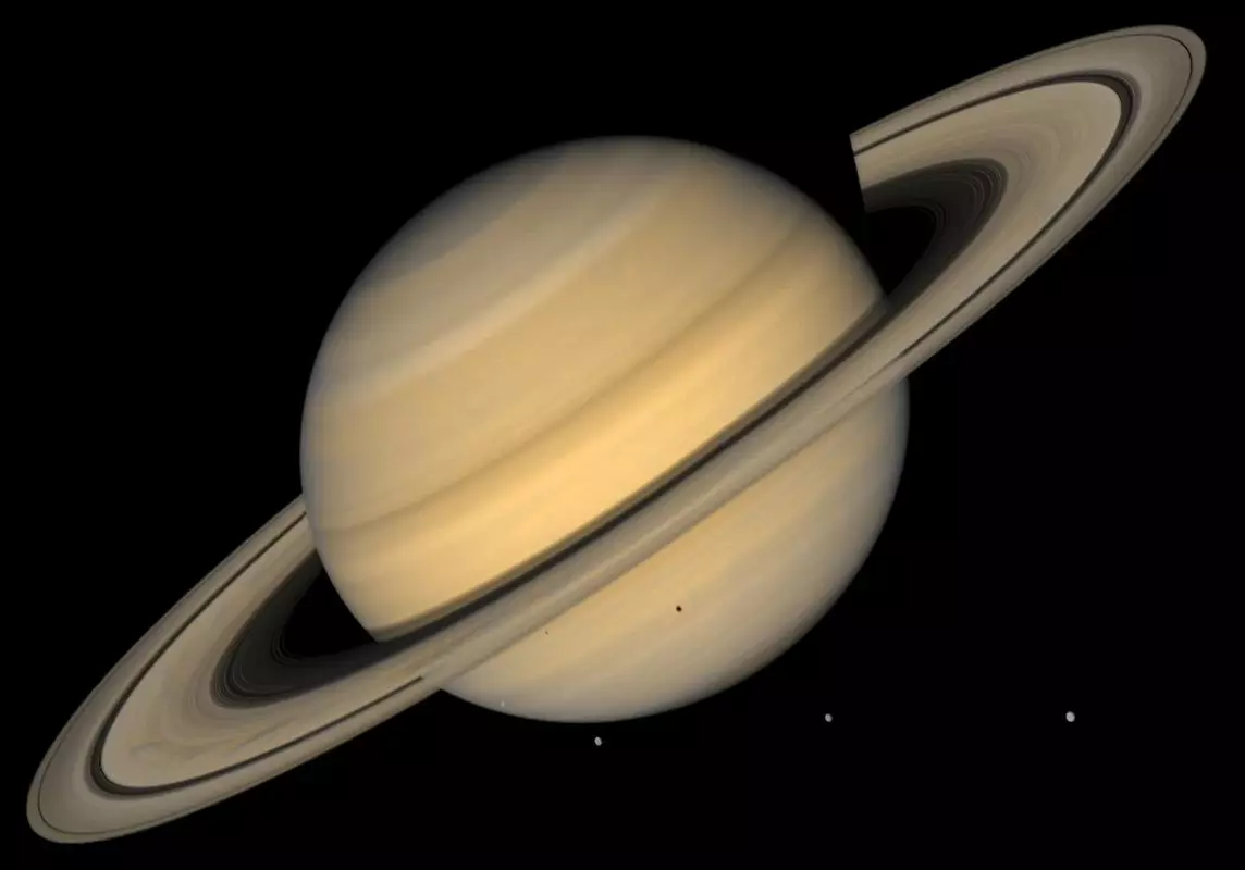 Quando os anéis de Saturn podem ser vistos em um telescópio amador?