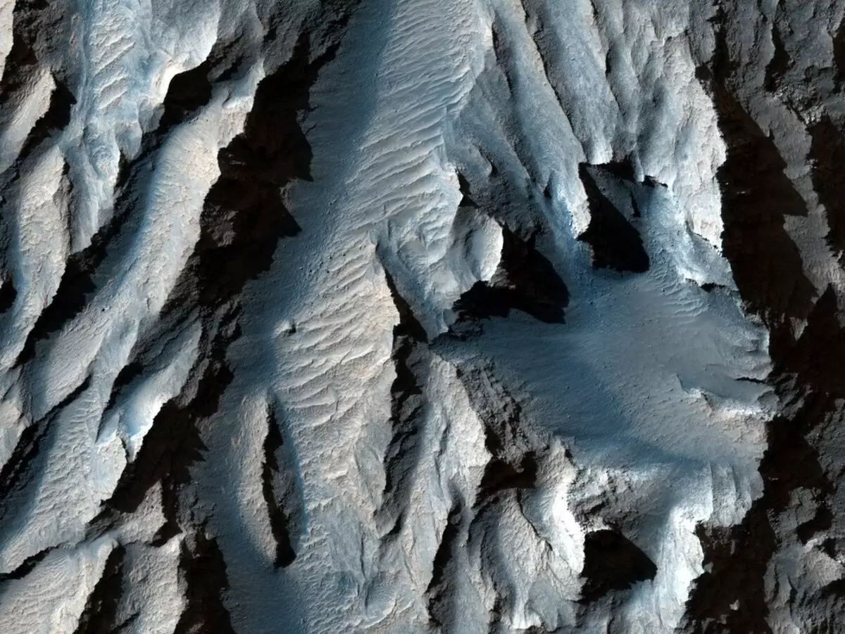 Камера HiRISE зняла самы буйны каньён Сонечнай сістэмы