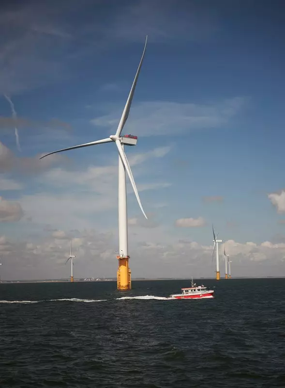 世界最大の風力発電所は、英国で仕事を始めました